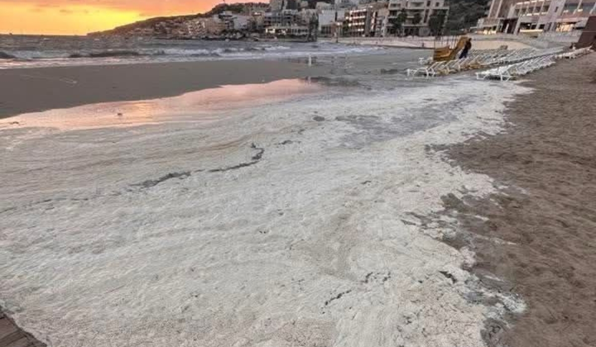Ir-ramel tal-Għadira miksi kollu ħama