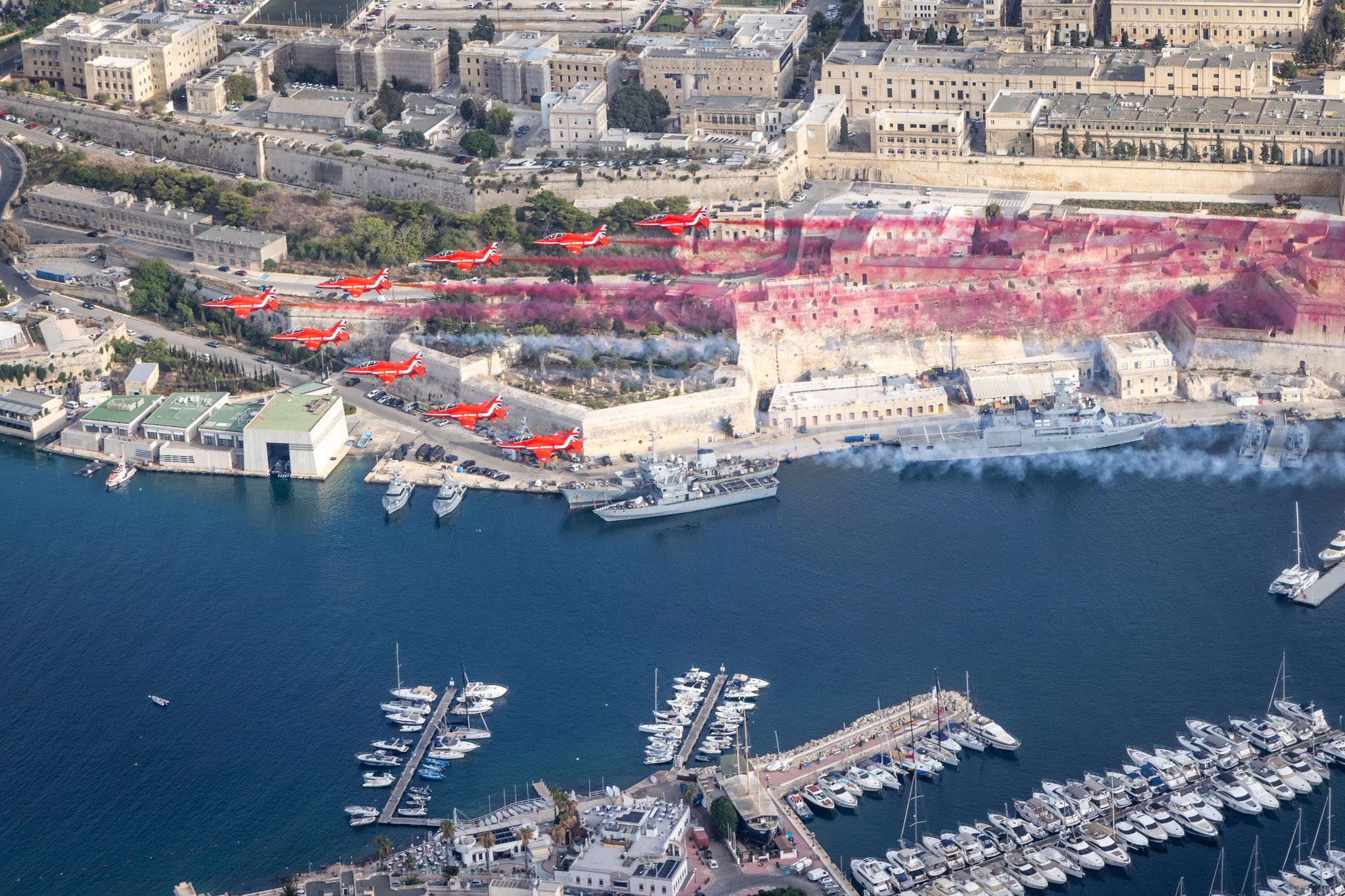 Il-bandiera Maltija wara l-ajruplani tar-Red Arrows