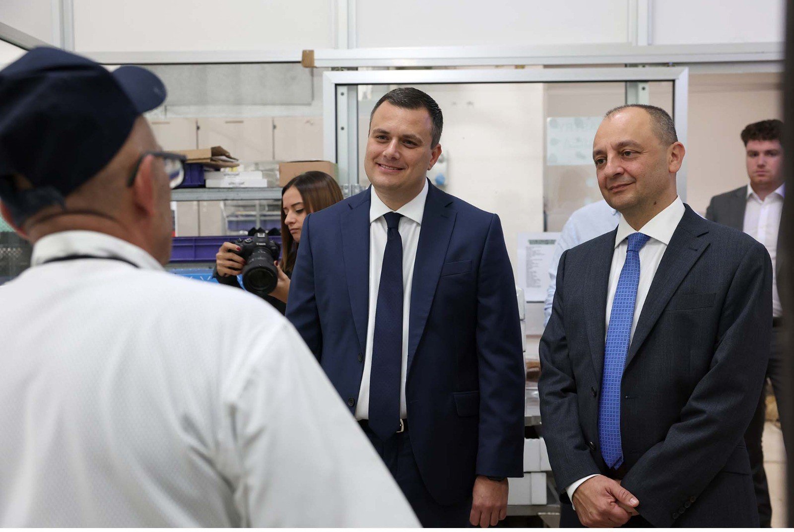 Sussidji għal żieda fis-salarji ta' ħaddiema li ilhom mal-kumpanija ...