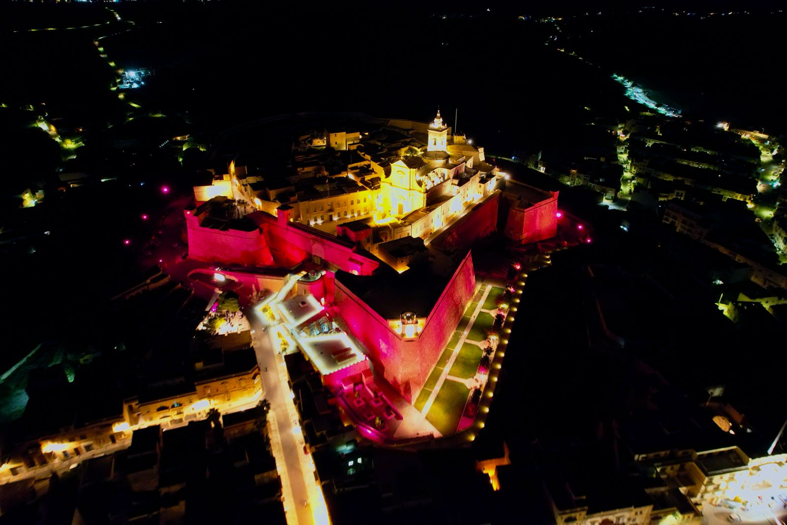 Iċ-Ċittadella tixgħel roża b’appoġġ għall-kampanja Pink October ...