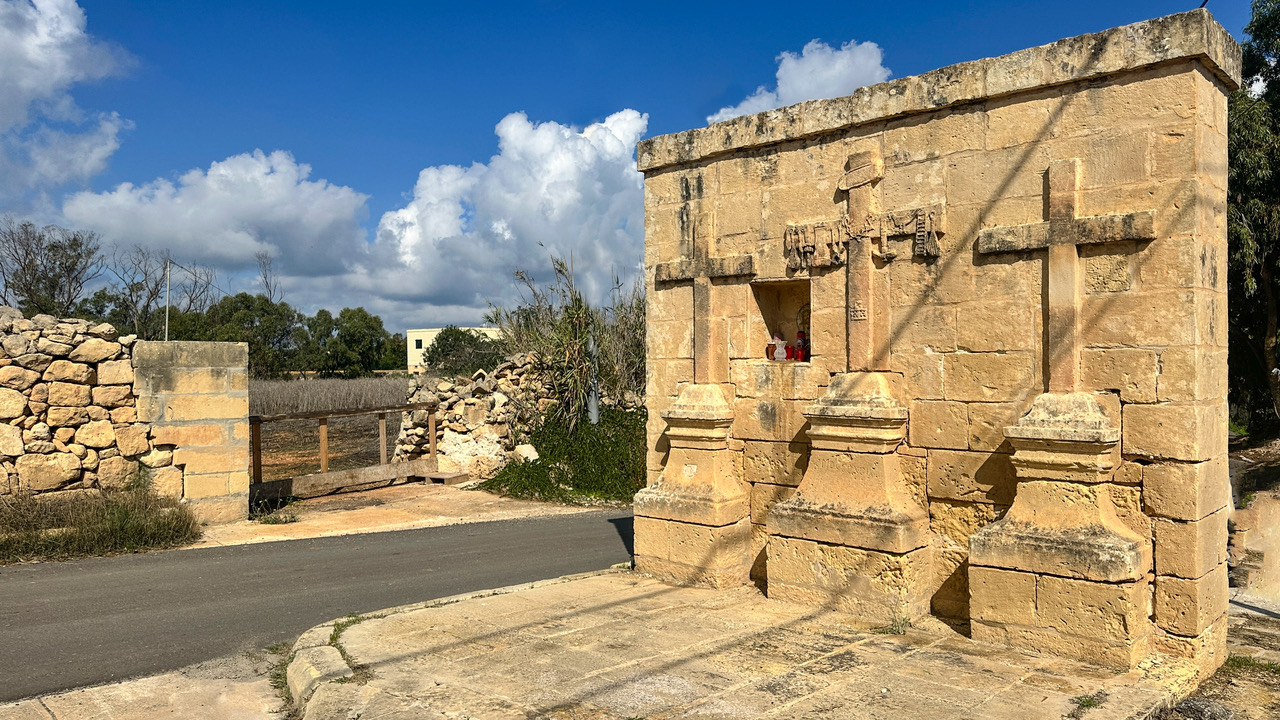 Mixja lejn tliet slaleb qodma ħdejn il-Kappella tal-Madonna tad-Dawl