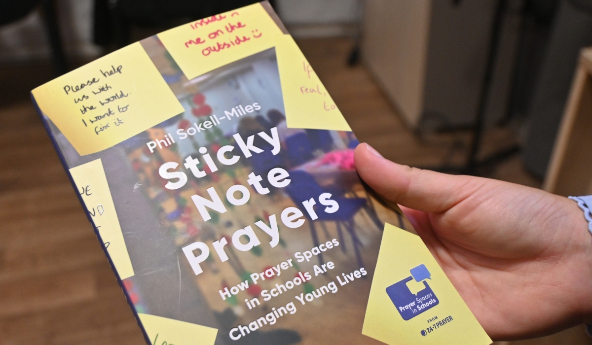 Ara: Sticky note prayers fil-kurituri u taħt it-tined fl-iskejjel