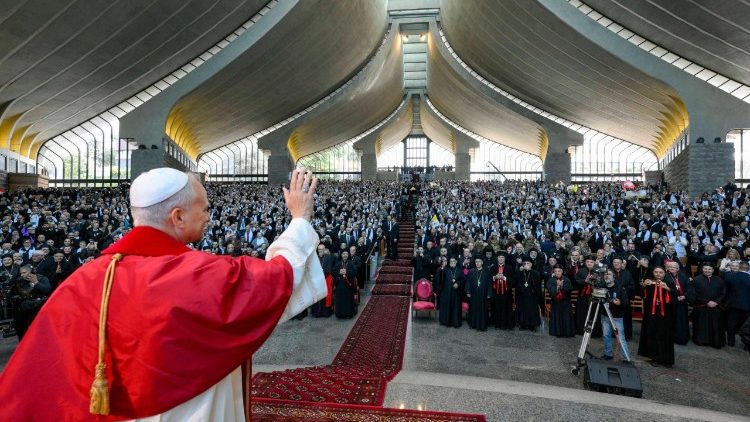Il-Papa Ljun jitlob fuq il-qabar ta’ San Charbel Makhlouf