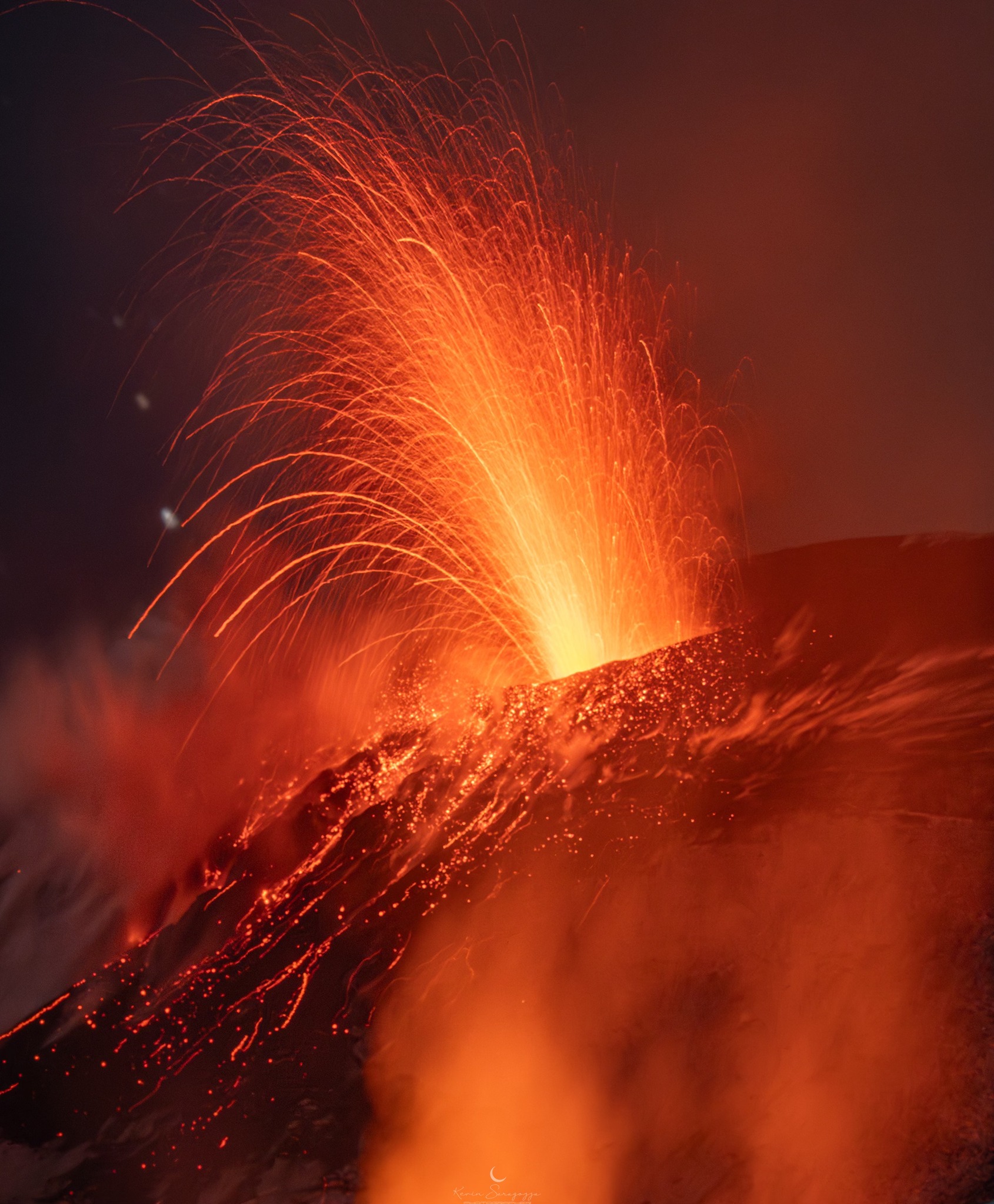 Ara l-iżbroff tal-Etna: Il-lava tiltaqa' mal-borra fi tmiem is-sena