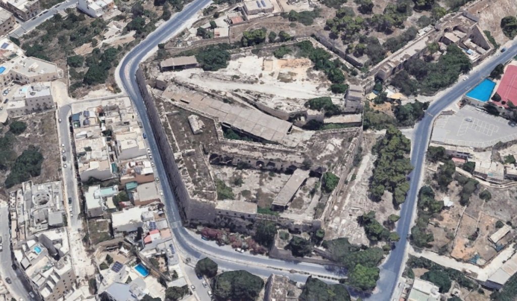 Jipproponu li forti jinxtara mill-Gvern, jiġi restawrat u fih issir lukanda