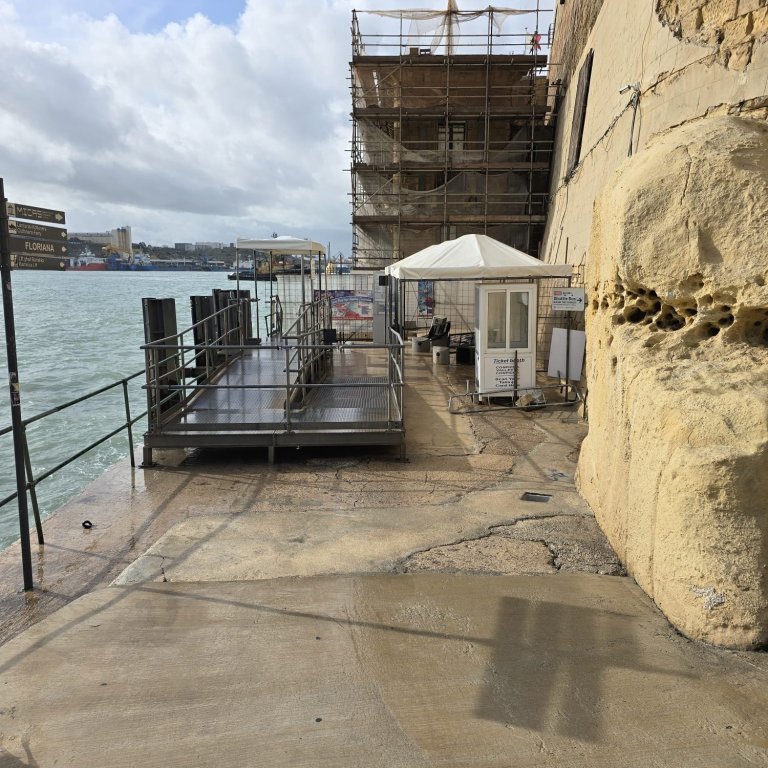 Ara: Il-vapur tal-Gozo Channel ma jirnexxilux jorbot; il-karozzi jduru lura