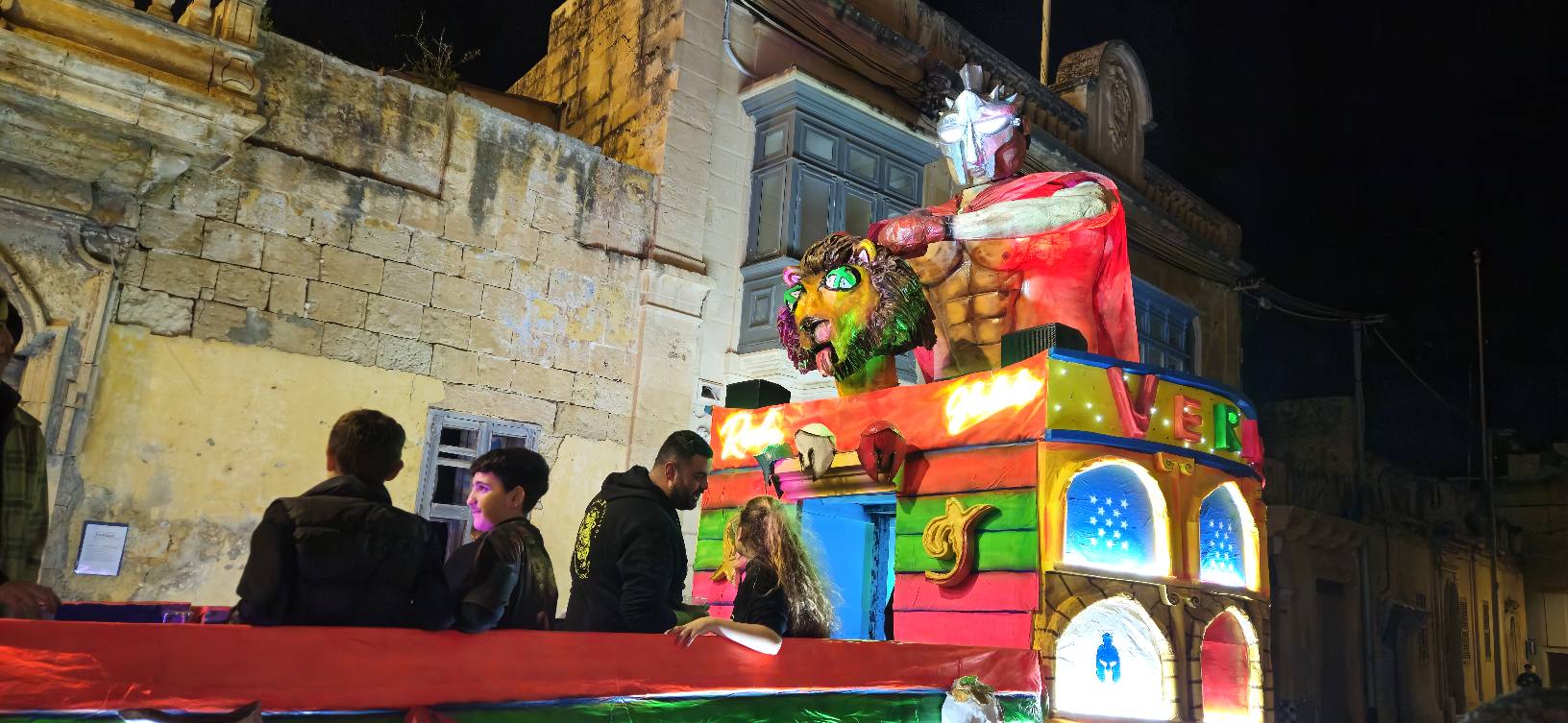 Ritratti: Tiġieġa bil-flieles f'nofs il-Karnival ta' Ħal Għaxaq