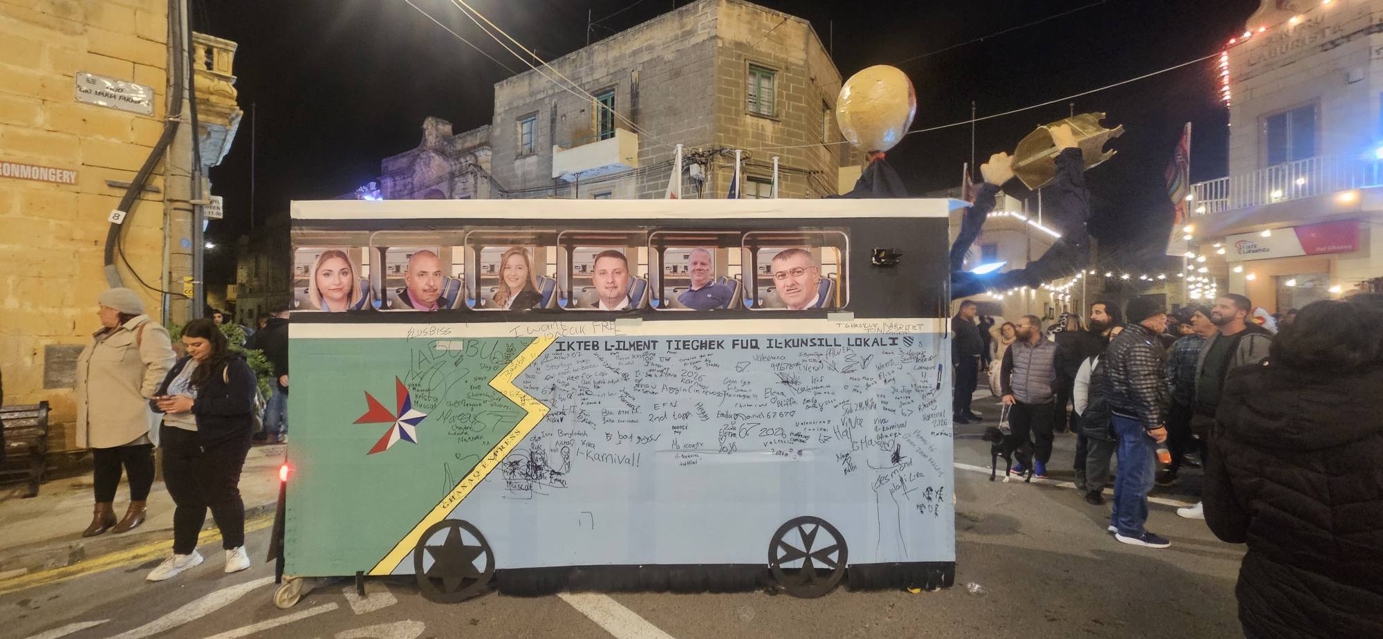 Ritratti: Tiġieġa bil-flieles f'nofs il-Karnival ta' Ħal Għaxaq