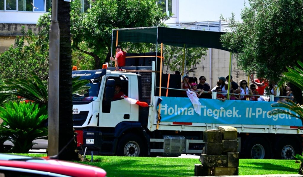Eluf jinżlu fit-toroq hekk kif il-PL jiċċelebra r-rebħa elettorali