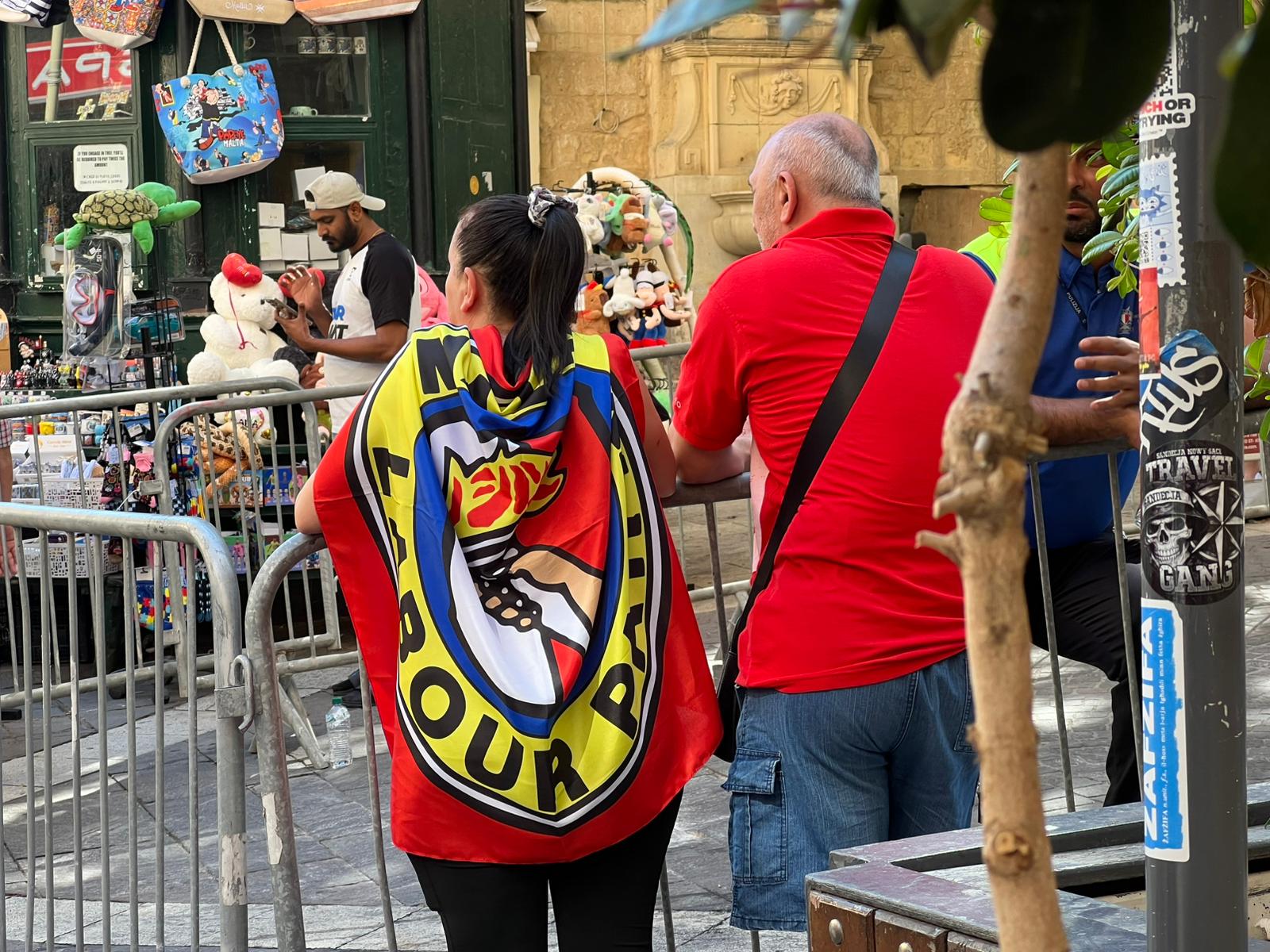 It-toroq tal-Belt mimlija nies bi stennija għall-ġurament tal-ħatra ta ...
