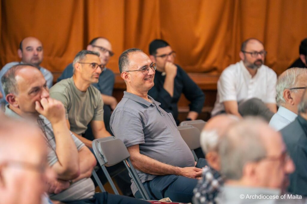 Is-saċerdoti Maltin jirriflettu fuq il-komunjoni, il-komunità u l ...