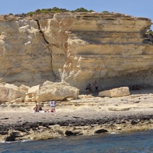 St Peter's Pool partially closed after large crack found in cliff face